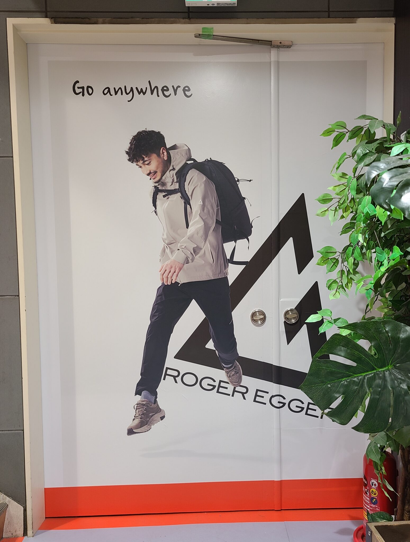 ROGER EGGER | Go anywhere 創業時のスピリットと現代のテクノロジーを融合させ、スイス発祥のブランド、ロジャーエーガーが、今蘇る。